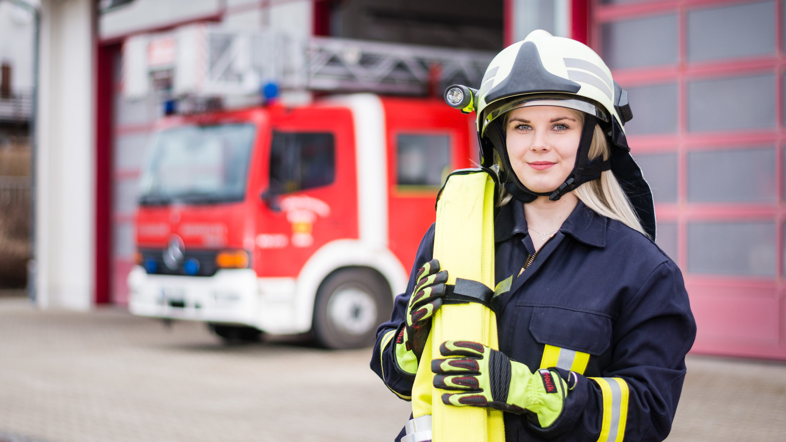 Feuerwehrfrauen F r Entwicklung Neuer Einsatzkleidung Gesucht