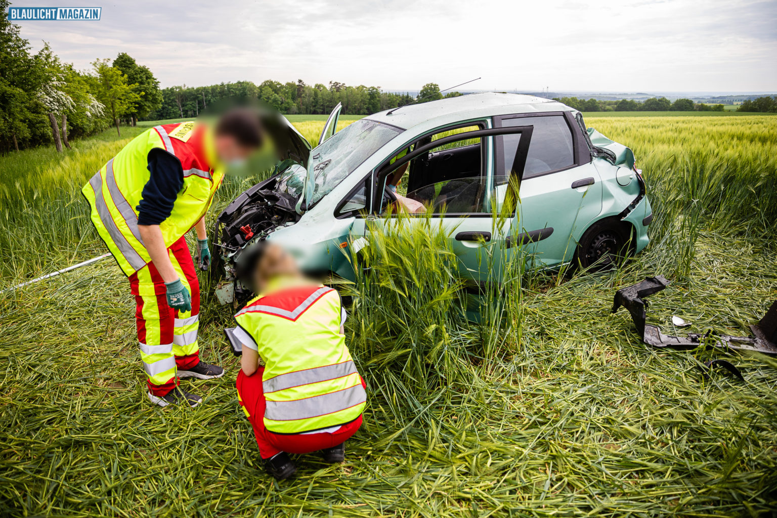 Tödlicher Unfall am Kreisverkehr: PKW fliegt 90 Meter weit | Blaulicht ...
